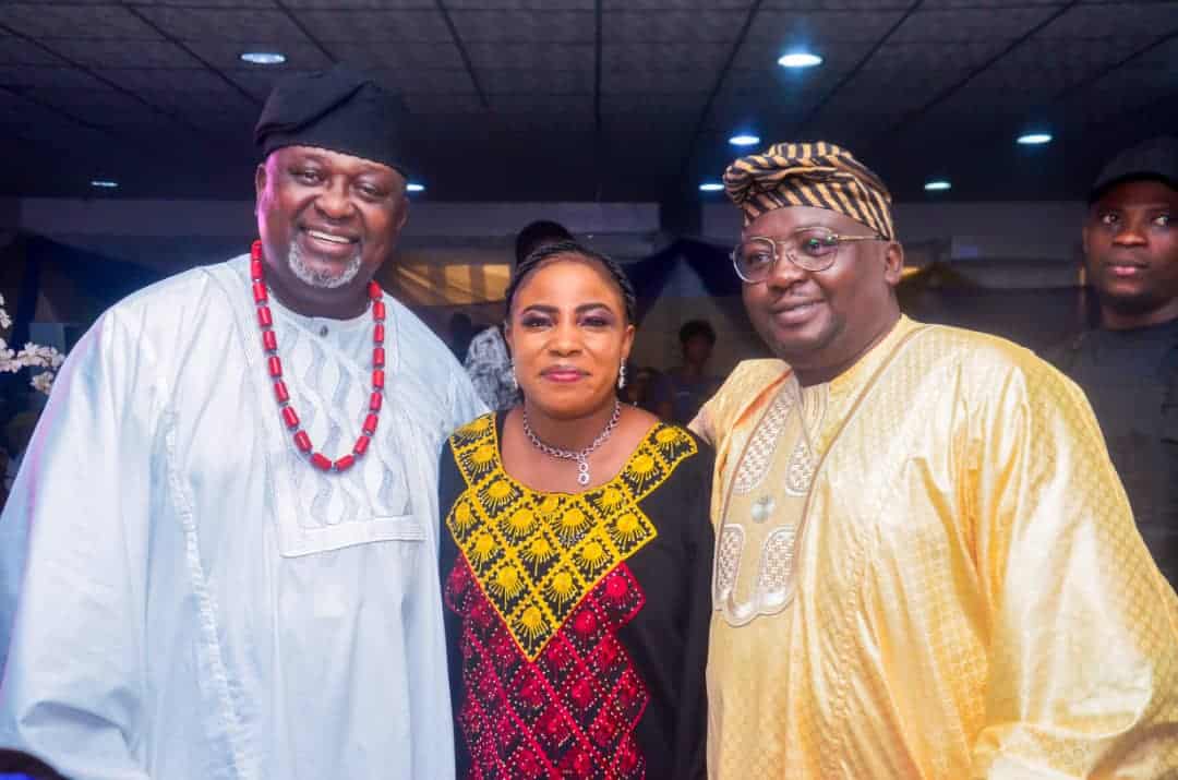 Oko Iyawo Premiere: Adelabu, Agidi, Others Splash Money, Cars ...